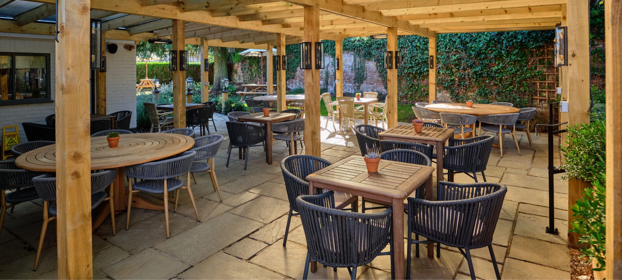 Commercial Outdoor Dining Tables | Pubs | Hotels | Restaurants